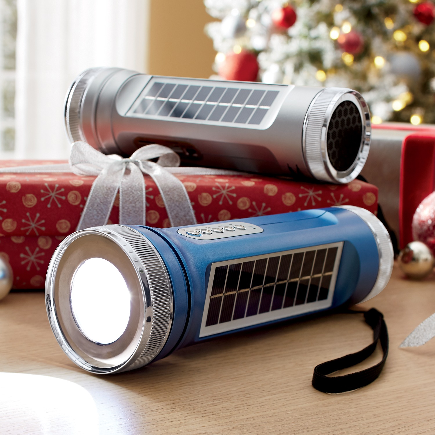 Flashlight Radio with Solar Power | Seventh Avenue